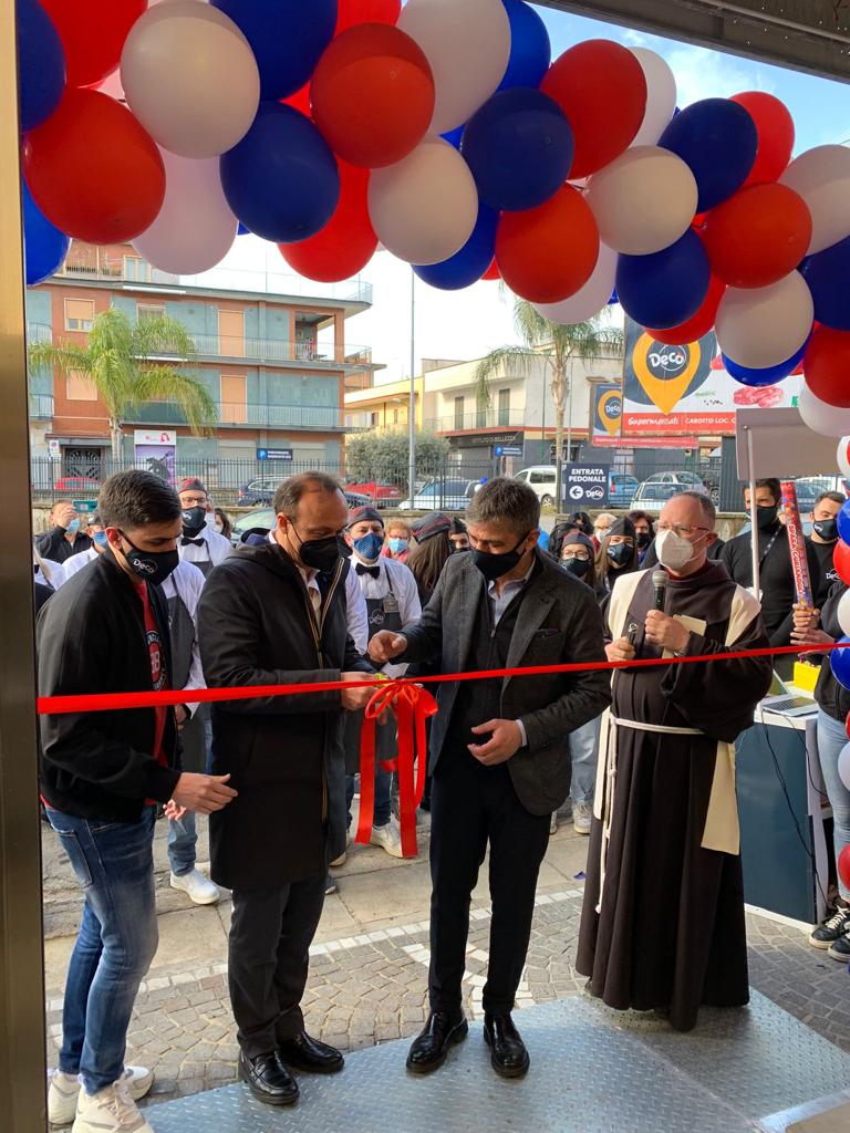 Cardito: Inaugurato nuovo Decò con colonne di palloncini rossi, blu e ...